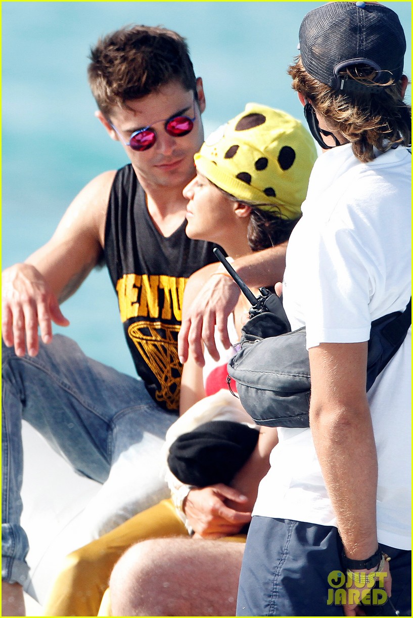Photo: michelle rodriguez zac efron ibiza romance yacht 02 | Photo ...