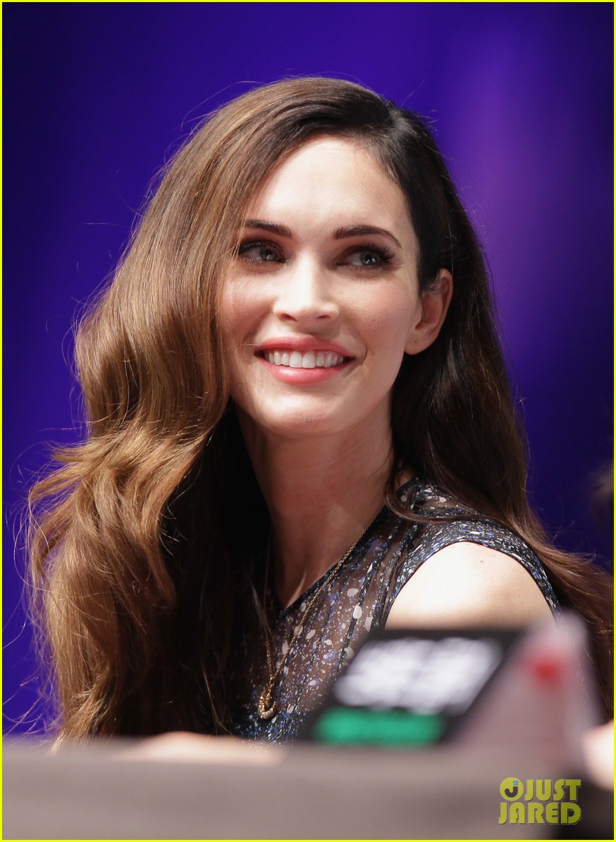 Megan Fox Throws First Pitch at Seoul Baseball Game Before More 'TMNT ...