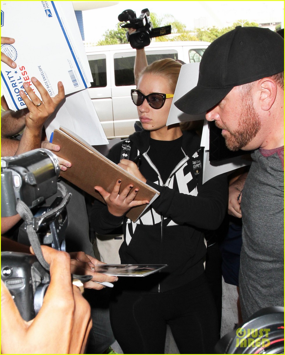 Iggy Azalea Calls Jennifer Lopez 'Bad Luck' After Pre-VMA Fall: Photo ...