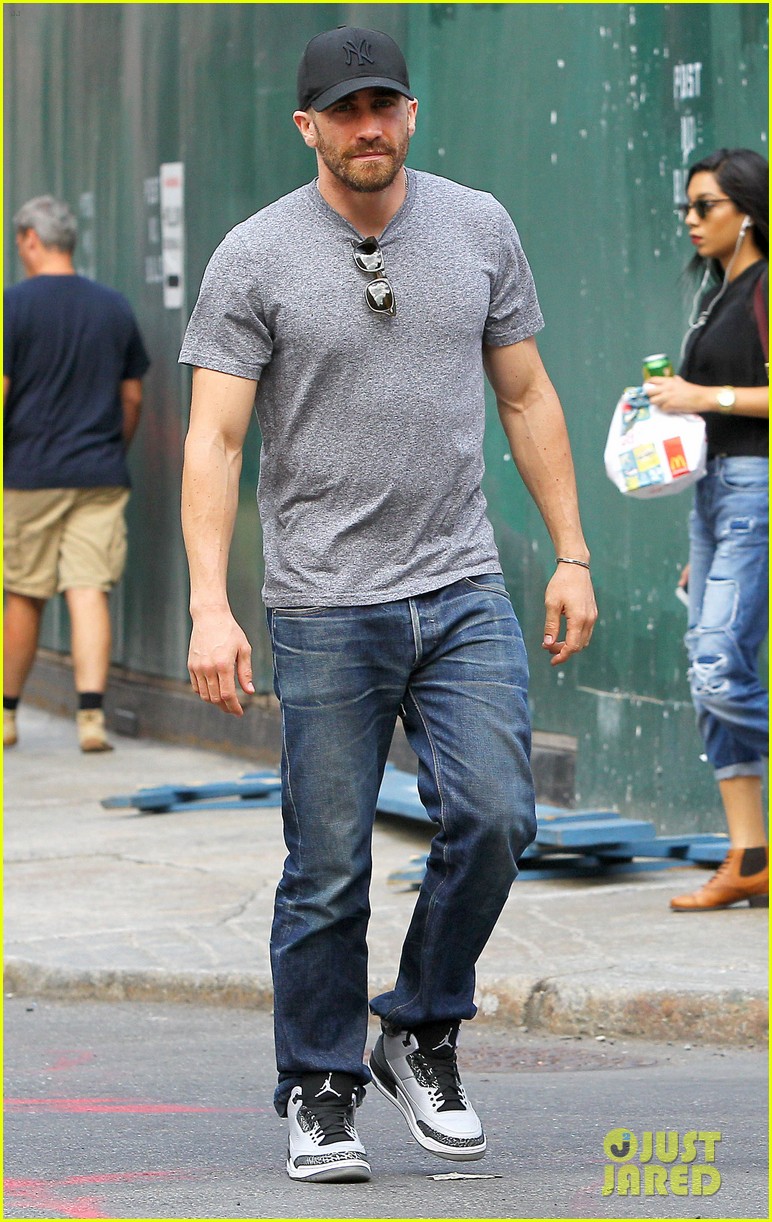 Jake Gyllenhaal's Abs Are Totally Visible Through His T-Shirt!: Photo ...