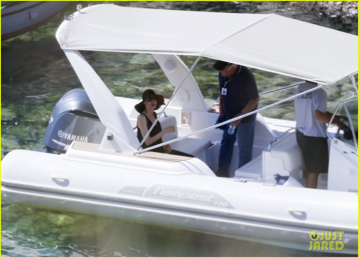 Newlywed Angelina Jolie Arrives in Malta After Her Wedding to Brad Pitt ...