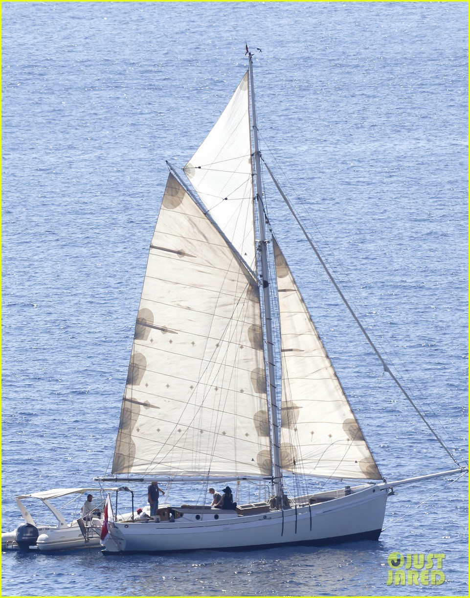 Newlywed Angelina Jolie Arrives in Malta After Her Wedding to Brad Pitt ...