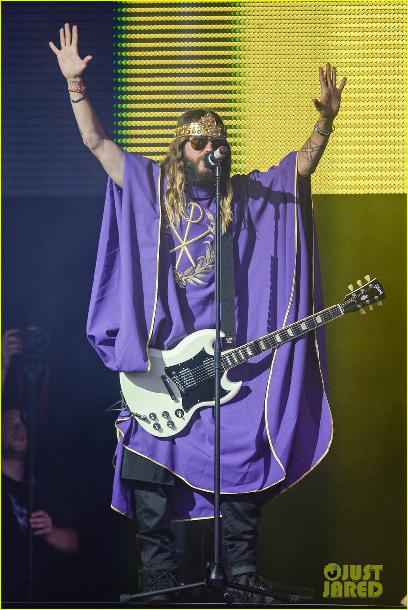 Jared Leto Crowns Himself King at Thirty Seconds to Mars Concert: Photo ...