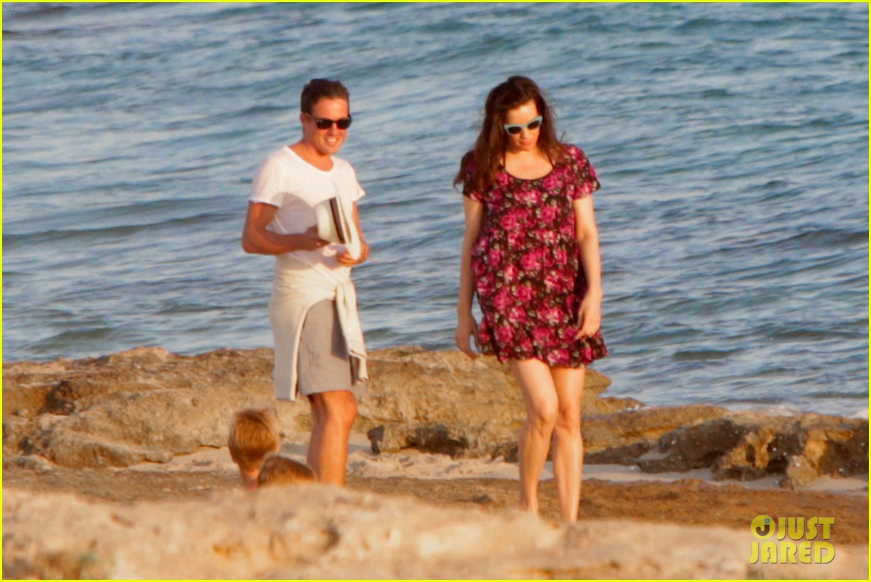 Liv Tyler Kisses Boyfriend Dave Gardner While Taking Selfies: Photo ...