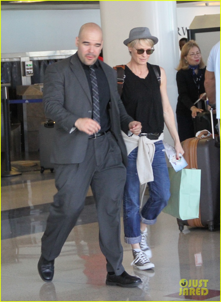 Kate Mara & Robin Wright Fly Away After the Emmys: Photo 3185201 ...