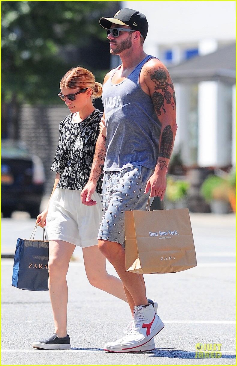 Kate Mara & Stylist Johnny Wujek Hold Hands In NYC: Photo 3173732 ...