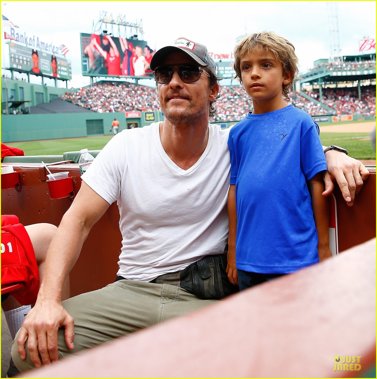 Matthew McConaughey Isn't Afraid to Wear Fanny Pack at Baseball Game ...