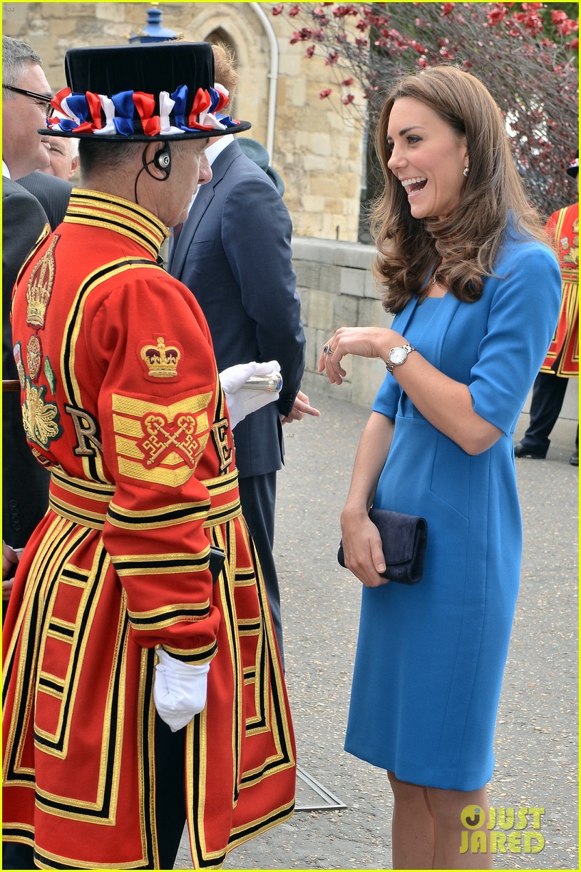 Kate Middleton & Prince William Visit Stunning Ceramic Poppy ...