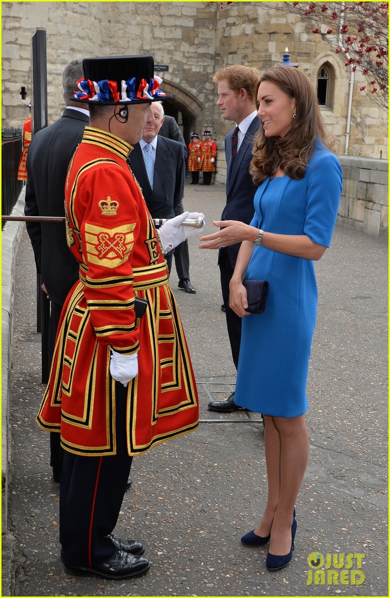 Kate Middleton & Prince William Visit Stunning Ceramic Poppy ...