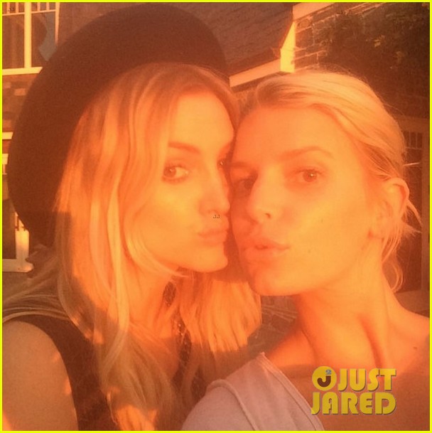 Jessica Simpson's Body Looks Amazing in One-Piece Swimsuit: Photo ...