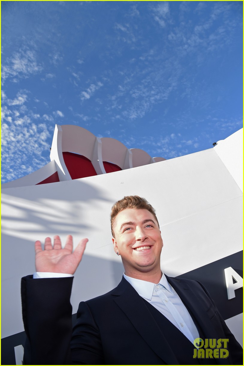 Sam Smith Meets Up with Beyonce Backstage at the MTV VMAs 2014 (Photo ...