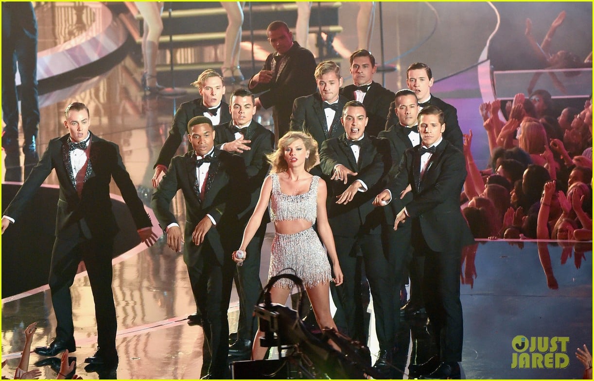 Taylor Swift Performs 'Shake It Off' Live for First Time at MTV VMAs ...