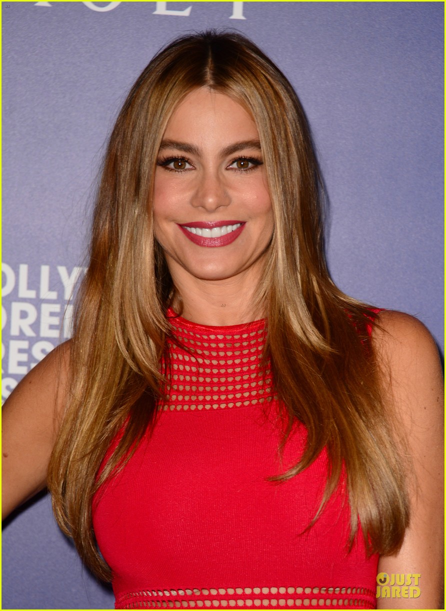Sofia Vergara & Kristen Bell Glam Up at HFPA Grants Banquet: Photo ...