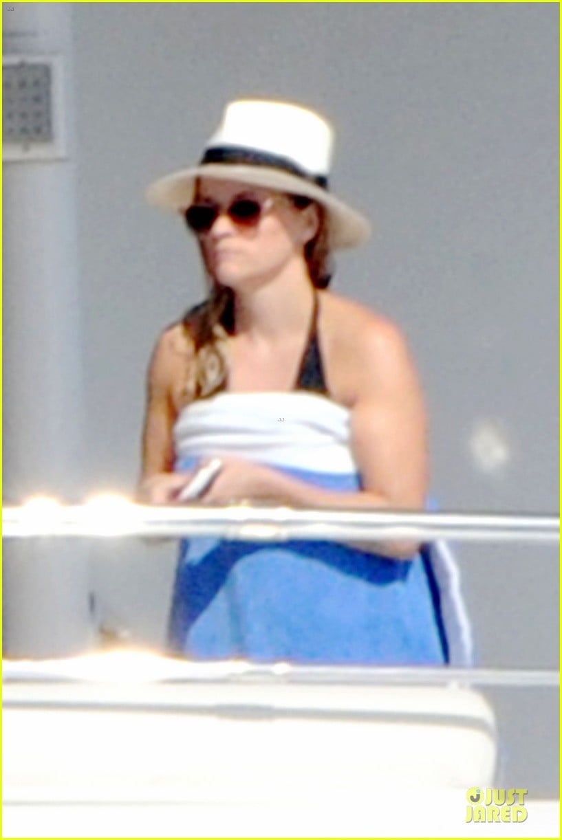 Reese Witherspoon Rocks Plunging Bathing Suit During Capri Vacation ...