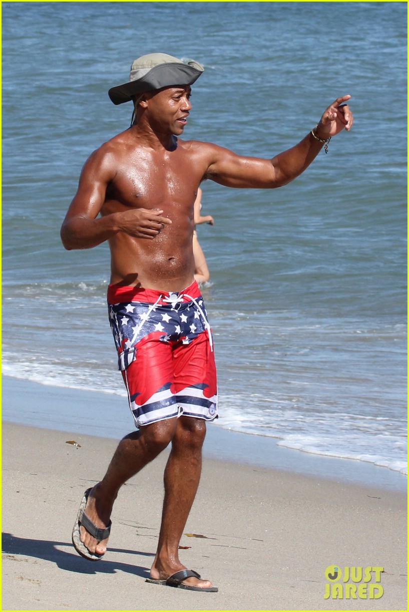 Cuba Gooding Jr. Flashes His Butt & Looks Ripped at the Beach!: Photo ...