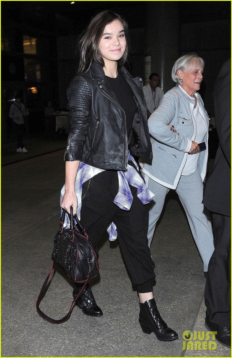 Hailee Steinfeld 'Honored' to Sit Next to Vogue's Anna Wintour: Photo ...