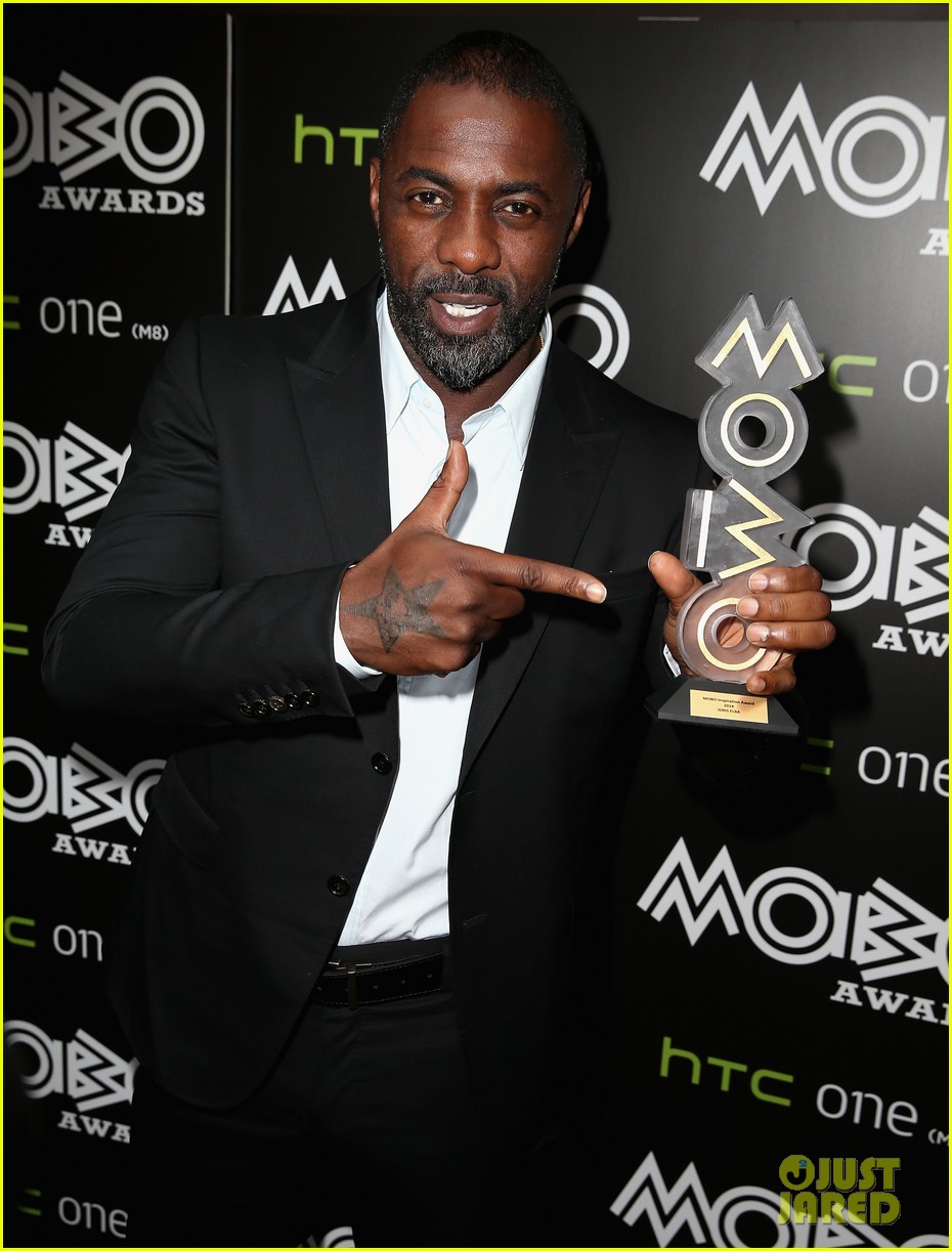 Idris Elba Takes a Bite Out of His Mobo Inspiration Award: Photo ...