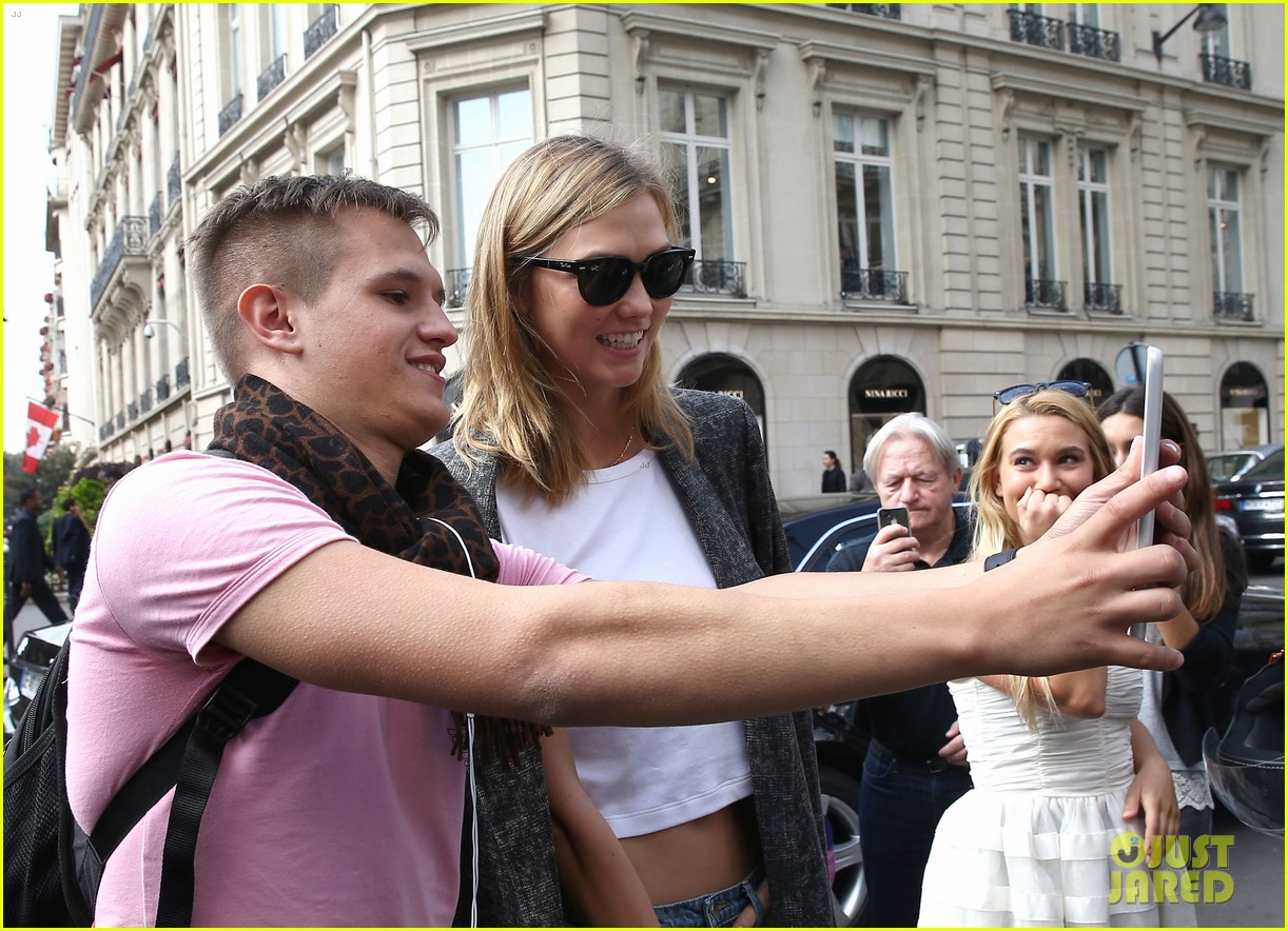 Karlie Kloss Helps Honor Photographer Mario Testino at Vogue Japan ...