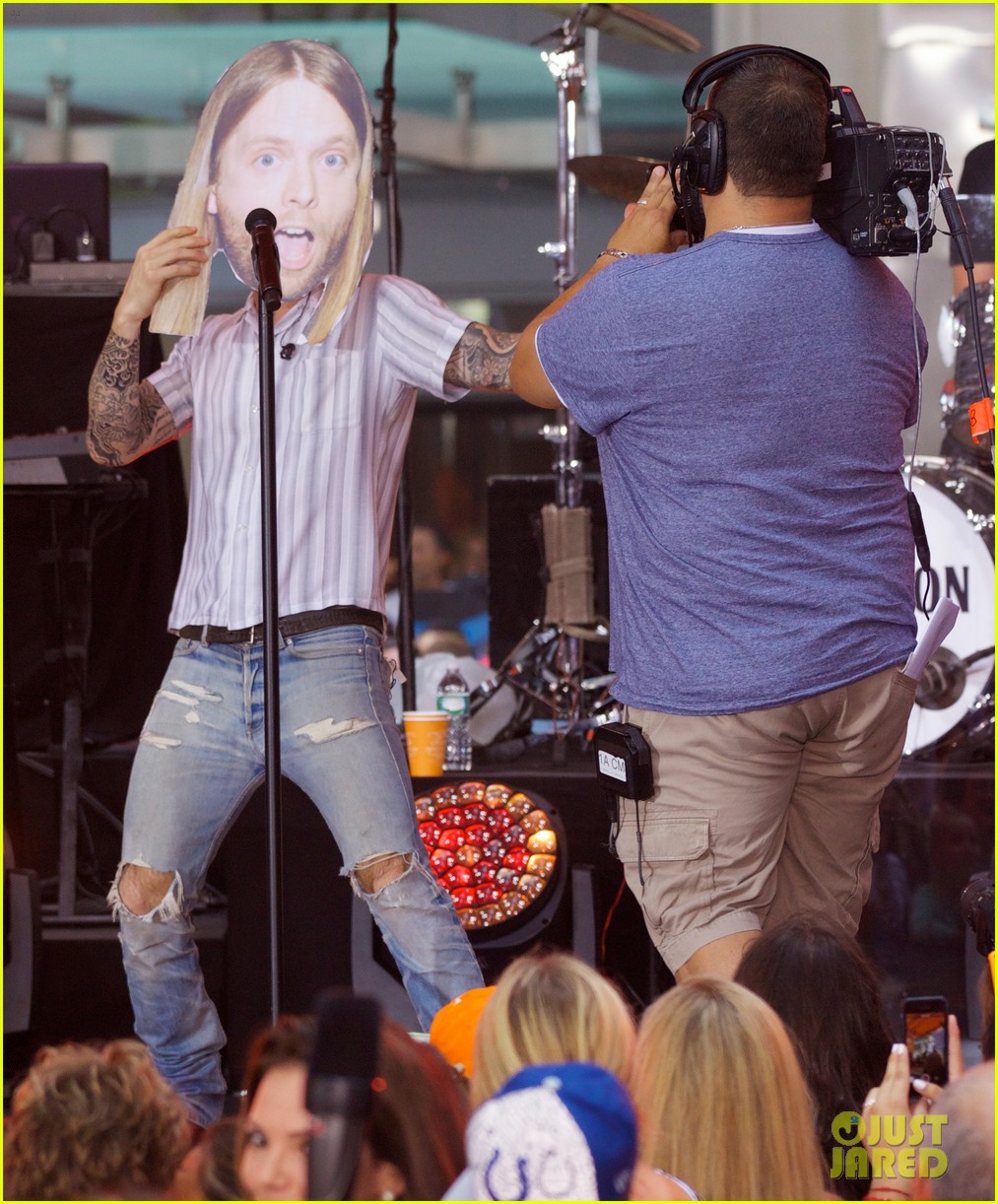 Adam Levine Performs 'Maps' with Maroon 5 on 'Today Show': Photo ...