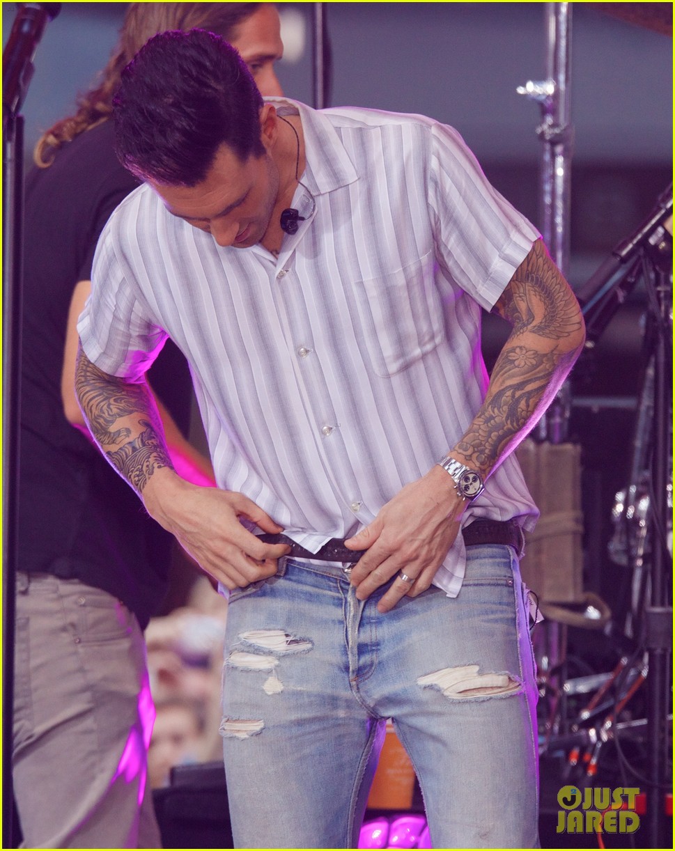 Adam Levine Performs 'Maps' with Maroon 5 on 'Today Show': Photo ...