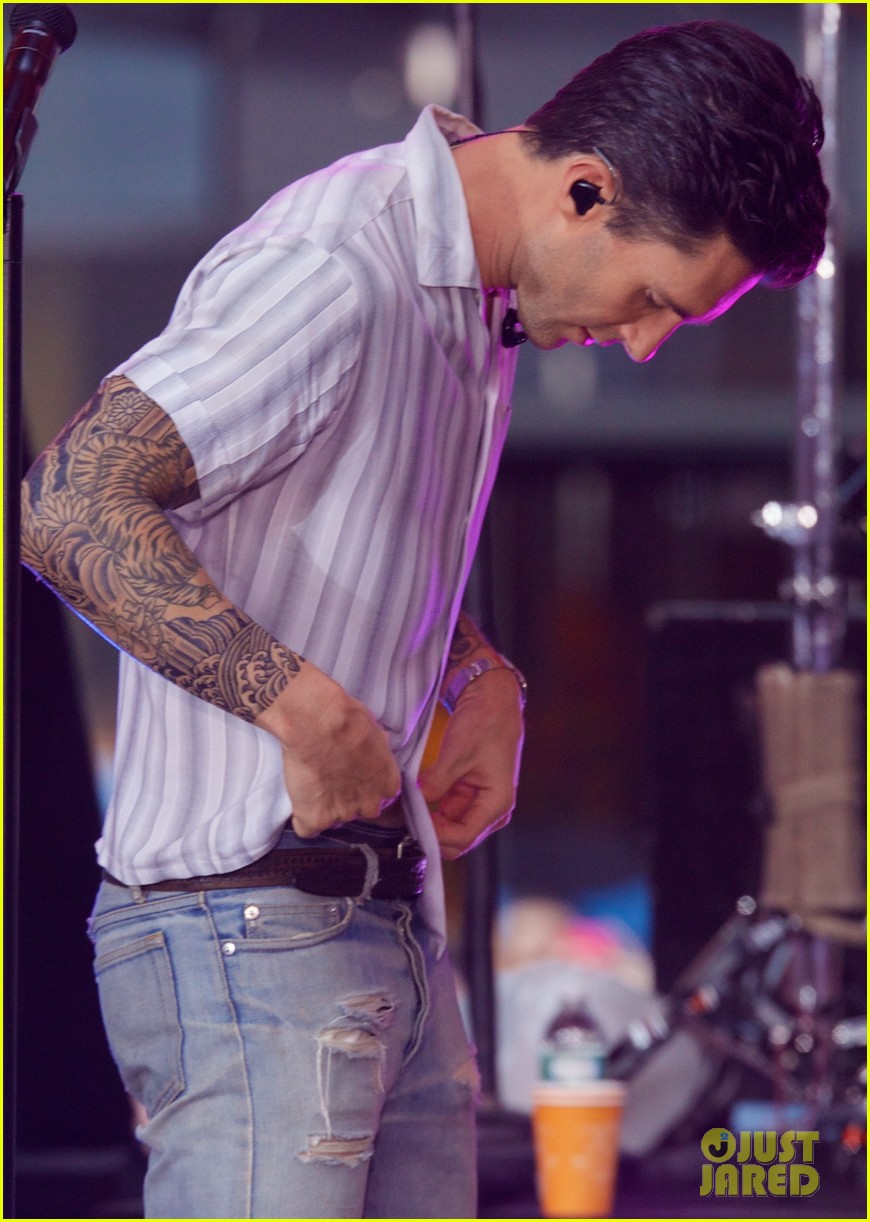 Adam Levine Performs 'Maps' with Maroon 5 on 'Today Show': Photo ...