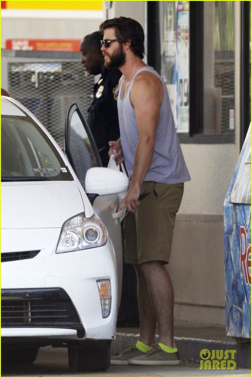 Liam Hemsworth Shows Off His Buff Biceps Down South!: Photo 3202679 ...
