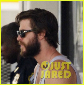 Liam Hemsworth Shows Off His Buff Biceps Down South!: Photo 3202680 ...