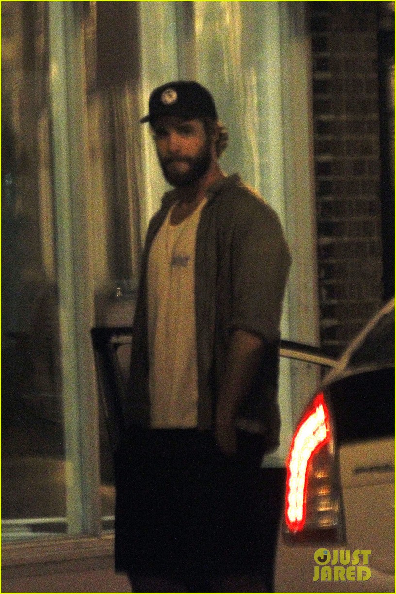 Liam Hemsworth Shows Off His Buff Biceps Down South!: Photo 3202681 ...