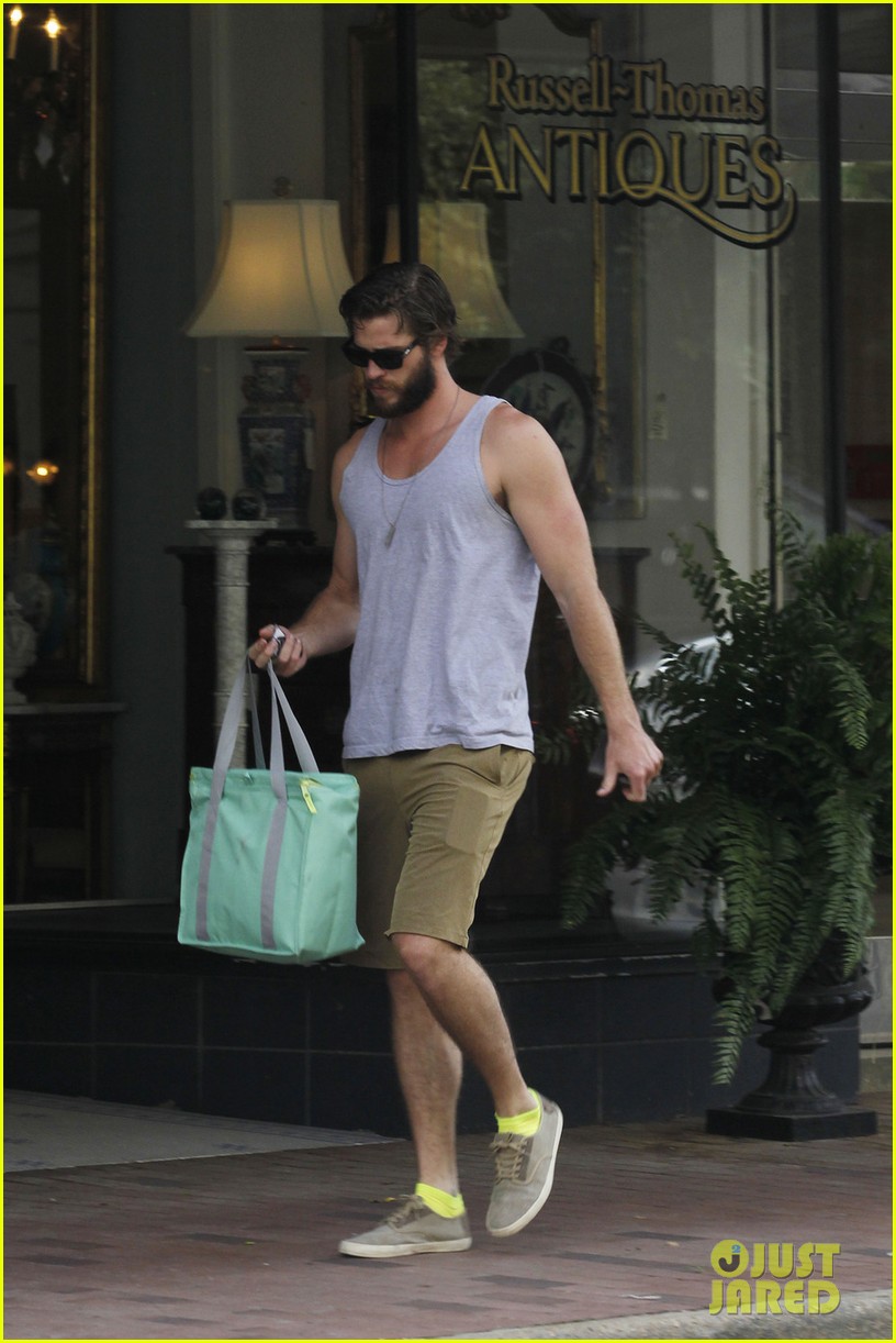 Liam Hemsworth Shows Off His Buff Biceps Down South!: Photo 3202683 ...