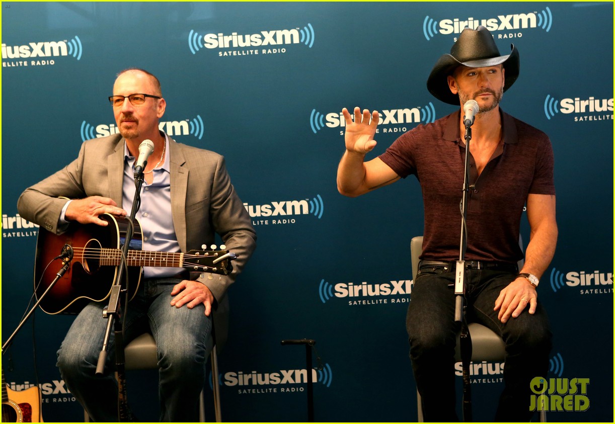 Here's Tim McGraw Reminding You That He Is Ripped at 47!: Photo 3199835 ...