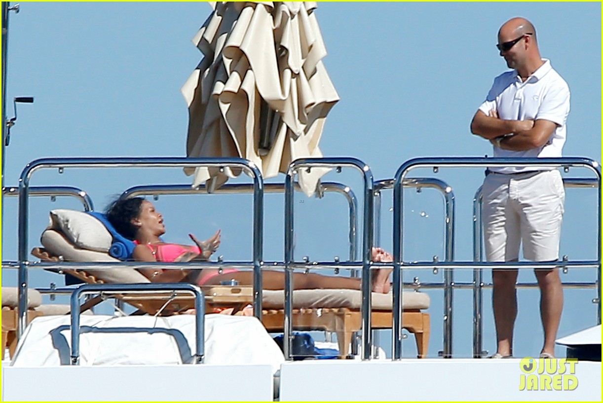 Rihanna Encourages Everyone to Keep Joan Rivers In Their Prayers: Photo ...