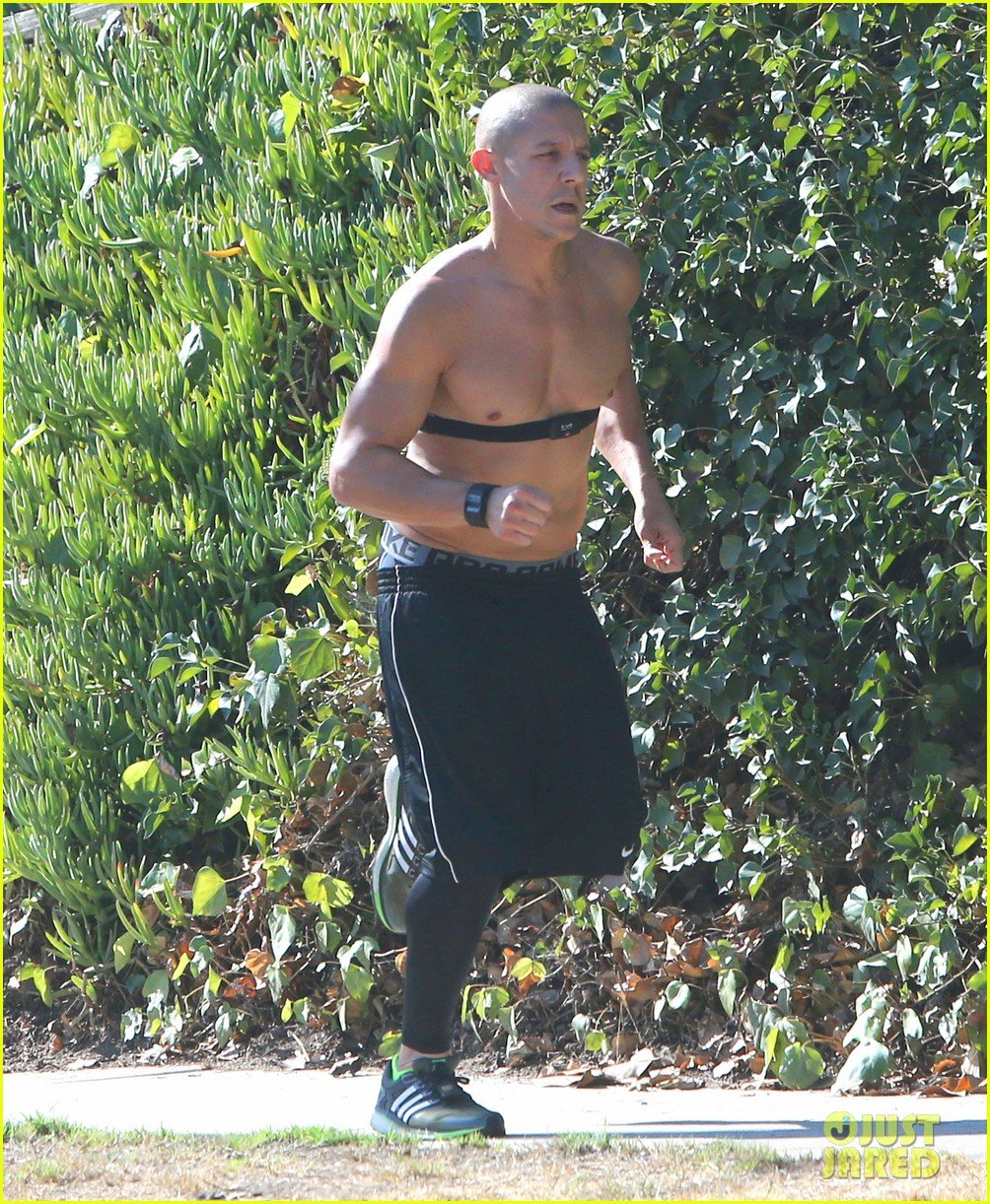 Sons of Anarchy's Theo Rossi Goes For a Shirtless Run, Discusses Juice ...