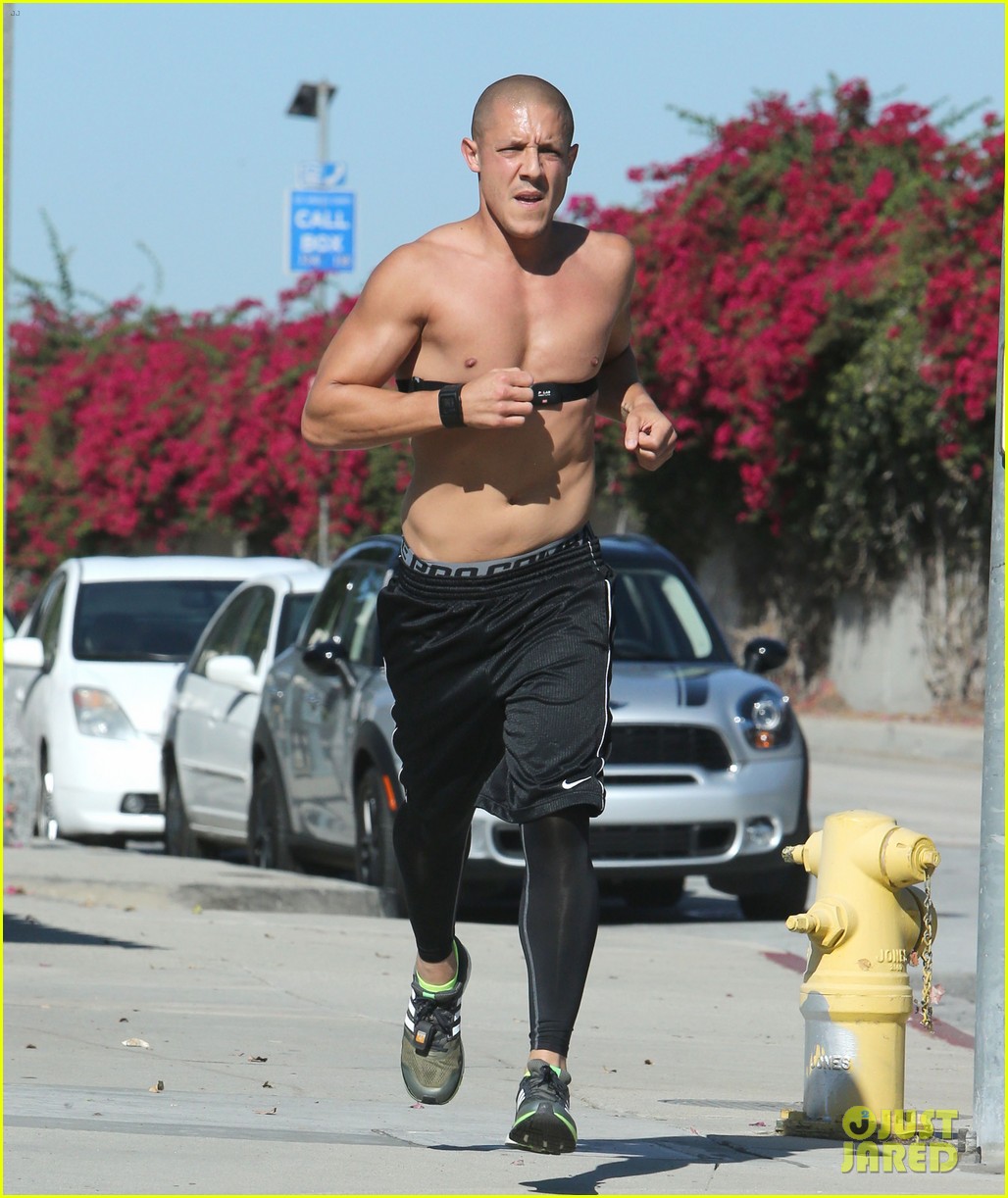 Sons of Anarchy's Theo Rossi Goes For a Shirtless Run, Discusses Juice ...