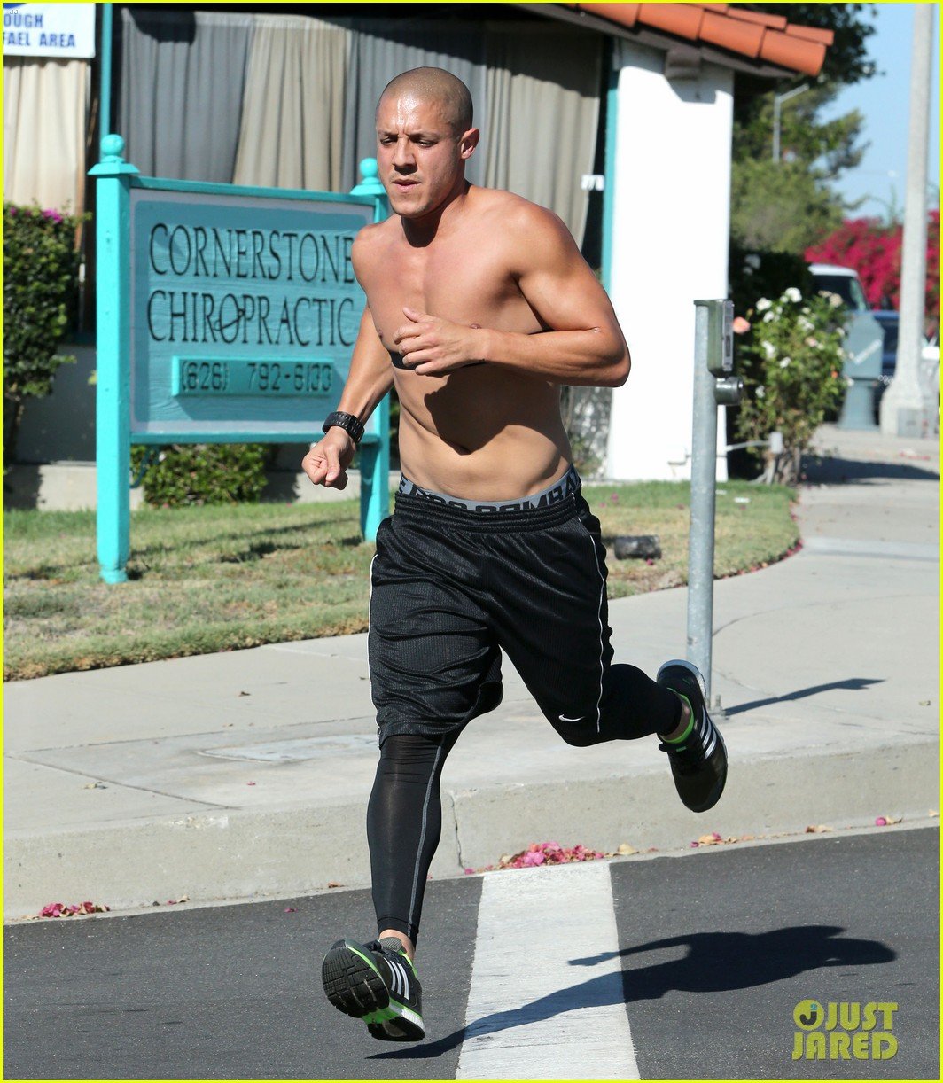Sons of Anarchy's Theo Rossi Goes For a Shirtless Run, Discusses Juice ...