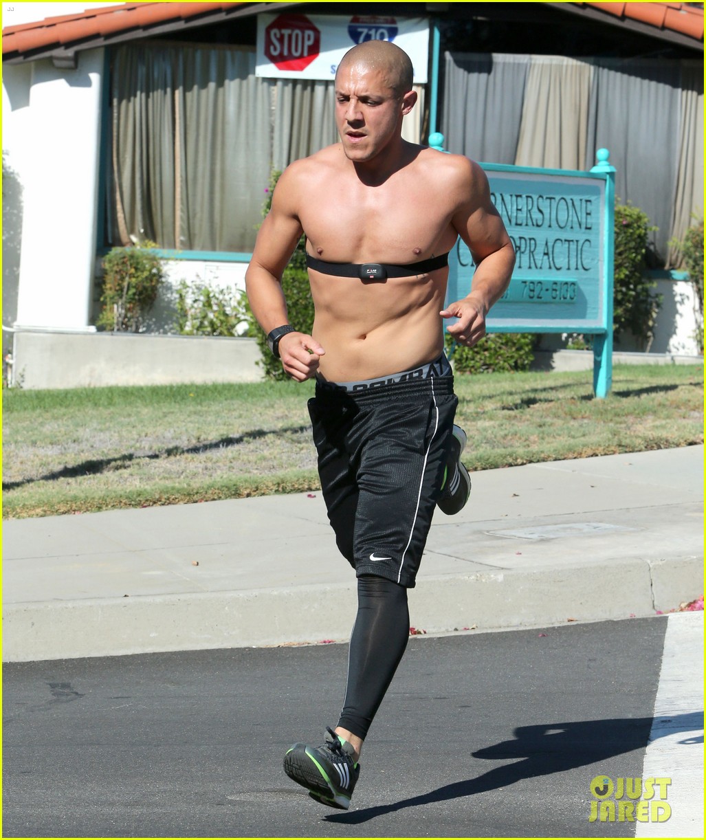 Sons of Anarchy's Theo Rossi Goes For a Shirtless Run, Discusses Juice ...