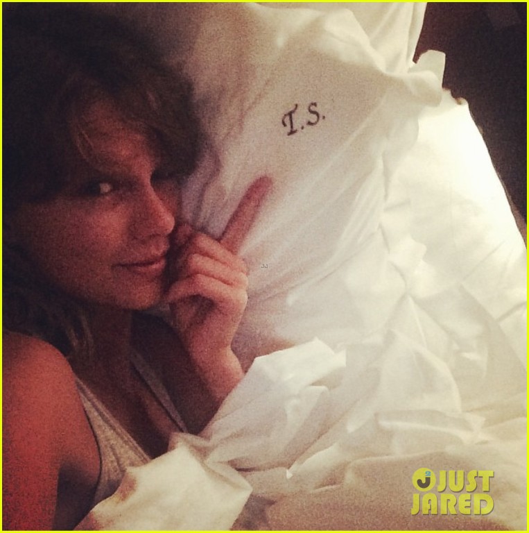 Taylor Swift Loves Her Monogrammed Pillows in London!: Photo 3188392 ...