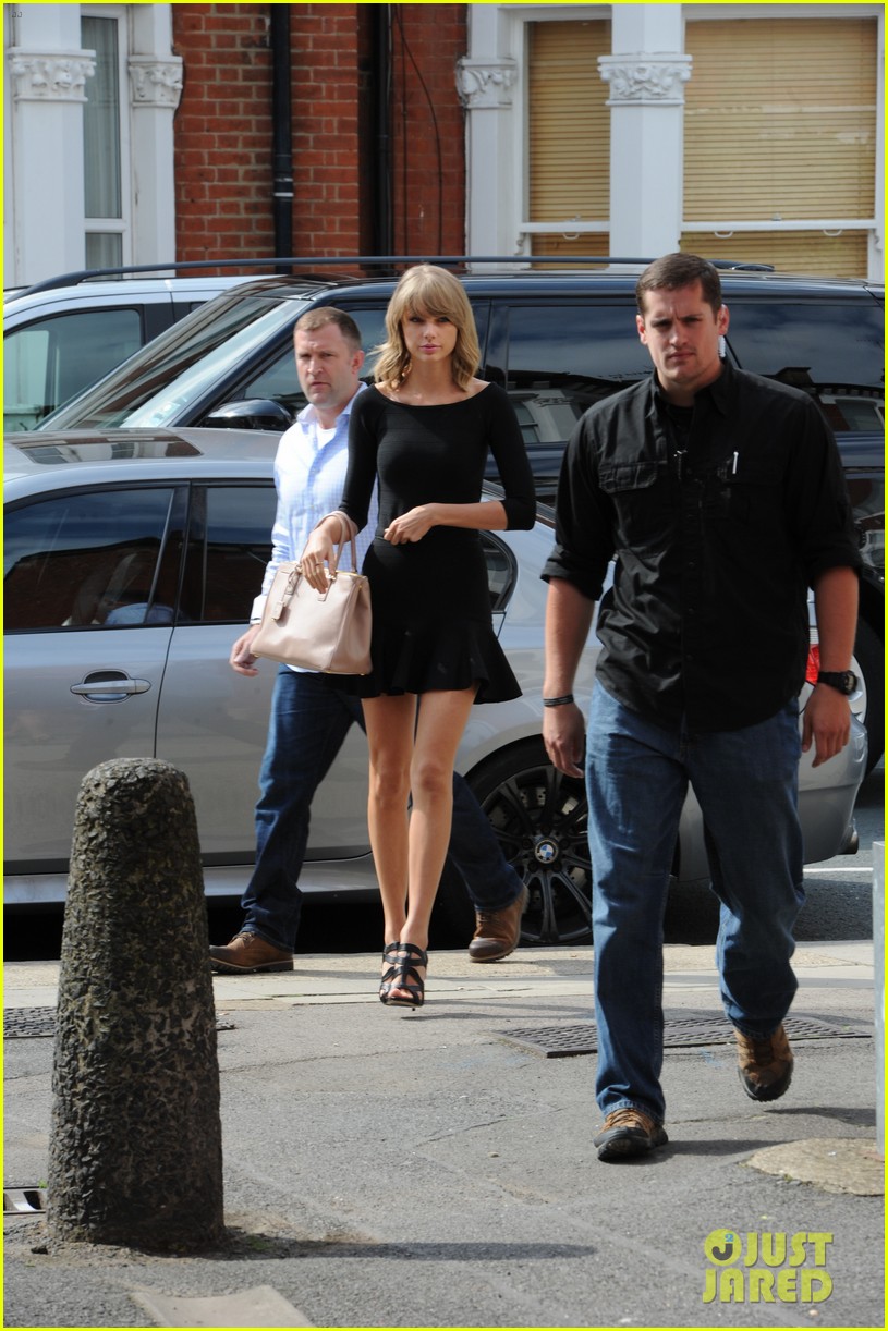 Taylor Swift Loves Her Monogrammed Pillows in London!: Photo 3188405 ...