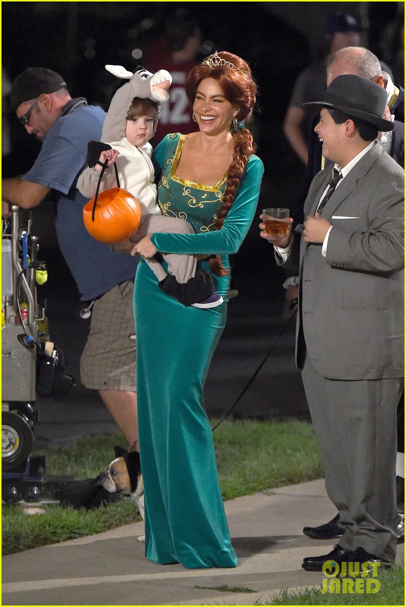 Joe Manganiello Only Has Eyes for His Princess Fiona Sofia Vergara ...