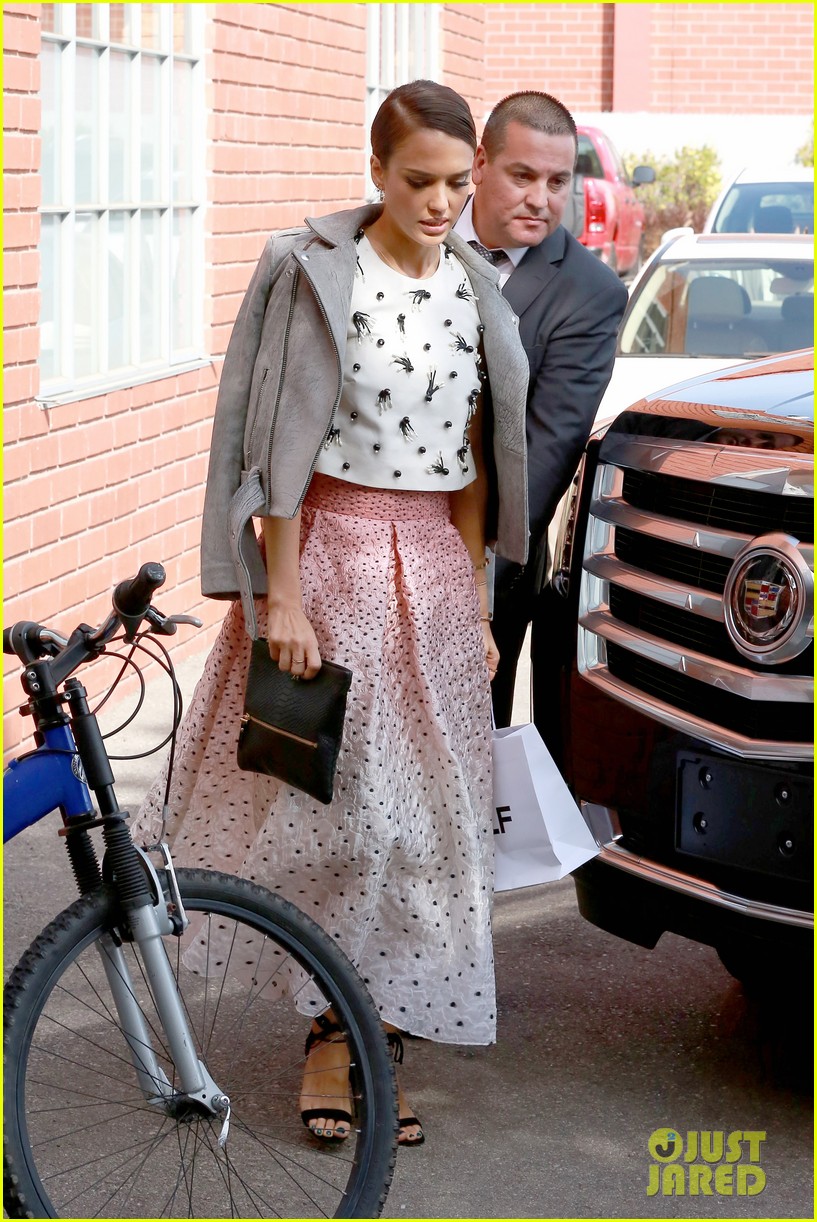 Jessica Alba Takes Care of Business in Santa Monica: Photo 3221426 ...