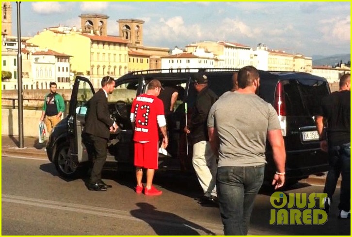 Justin Bieber Continues His World Adventure With Dad Jeremy: Photo ...