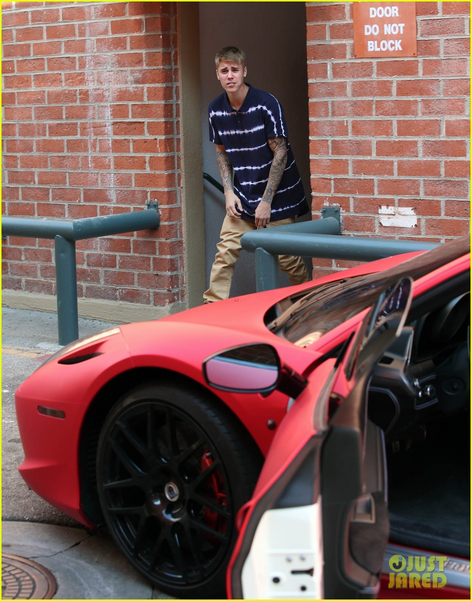 Justin Bieber Enjoys a Lollipop After a Doctor's Appointment: Photo ...