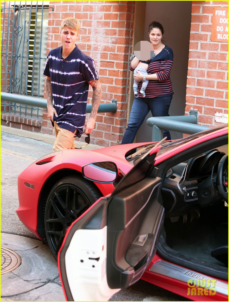 Justin Bieber Enjoys a Lollipop After a Doctor's Appointment: Photo ...