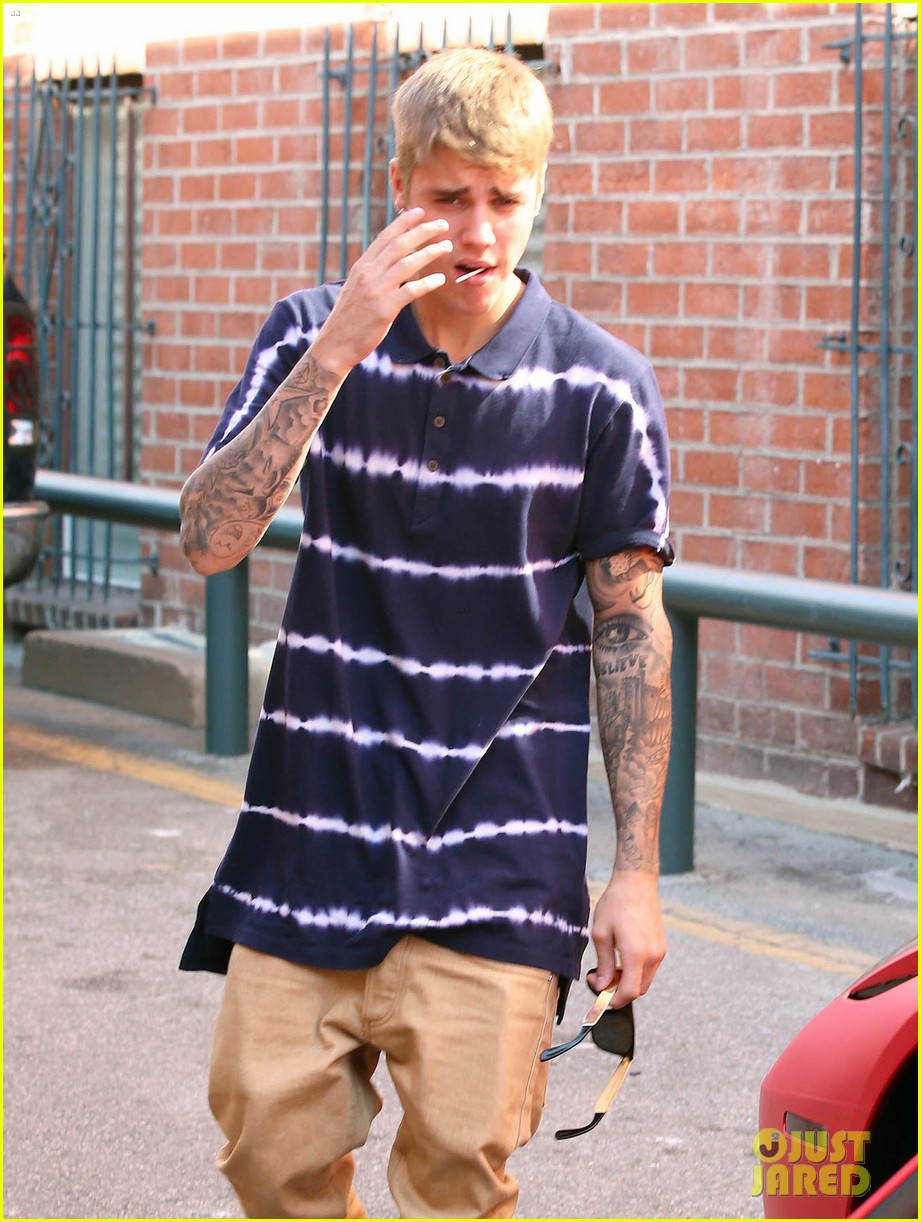 Justin Bieber Enjoys a Lollipop After a Doctor's Appointment: Photo ...