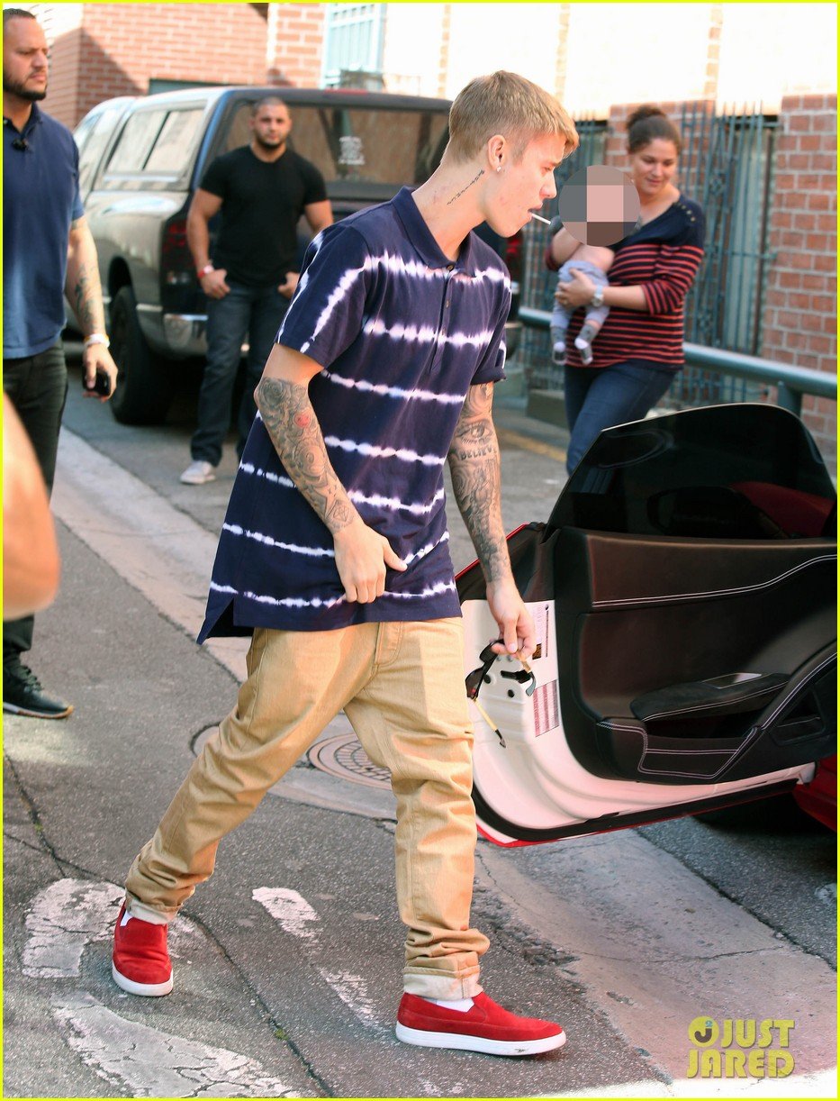 Justin Bieber Enjoys a Lollipop After a Doctor's Appointment: Photo ...