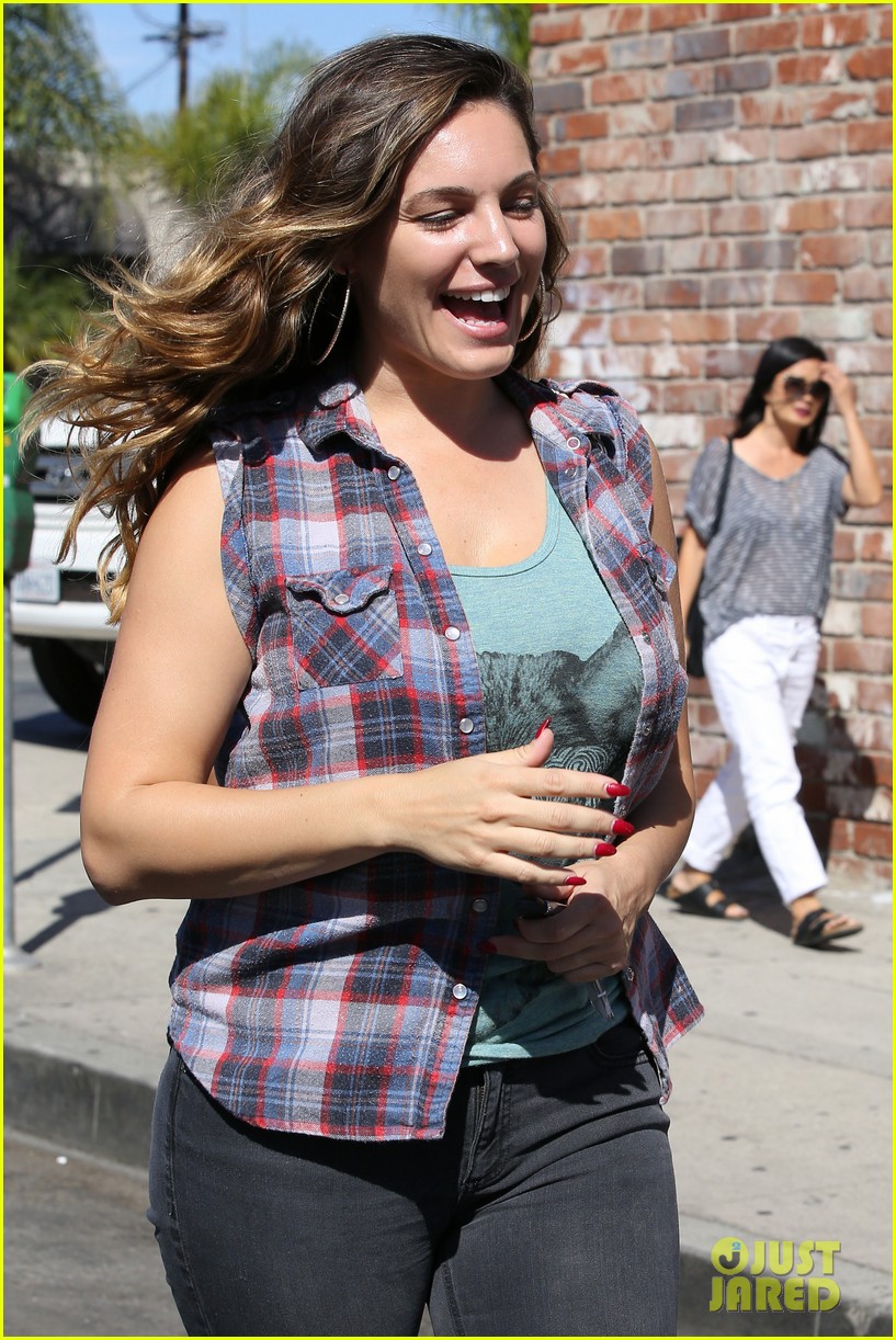 Kelly Brook & Her 'One Big Happy' Cast Complete 1st Live Taping - See ...