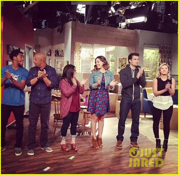 Kelly Brook & Her 'One Big Happy' Cast Complete 1st Live Taping - See ...