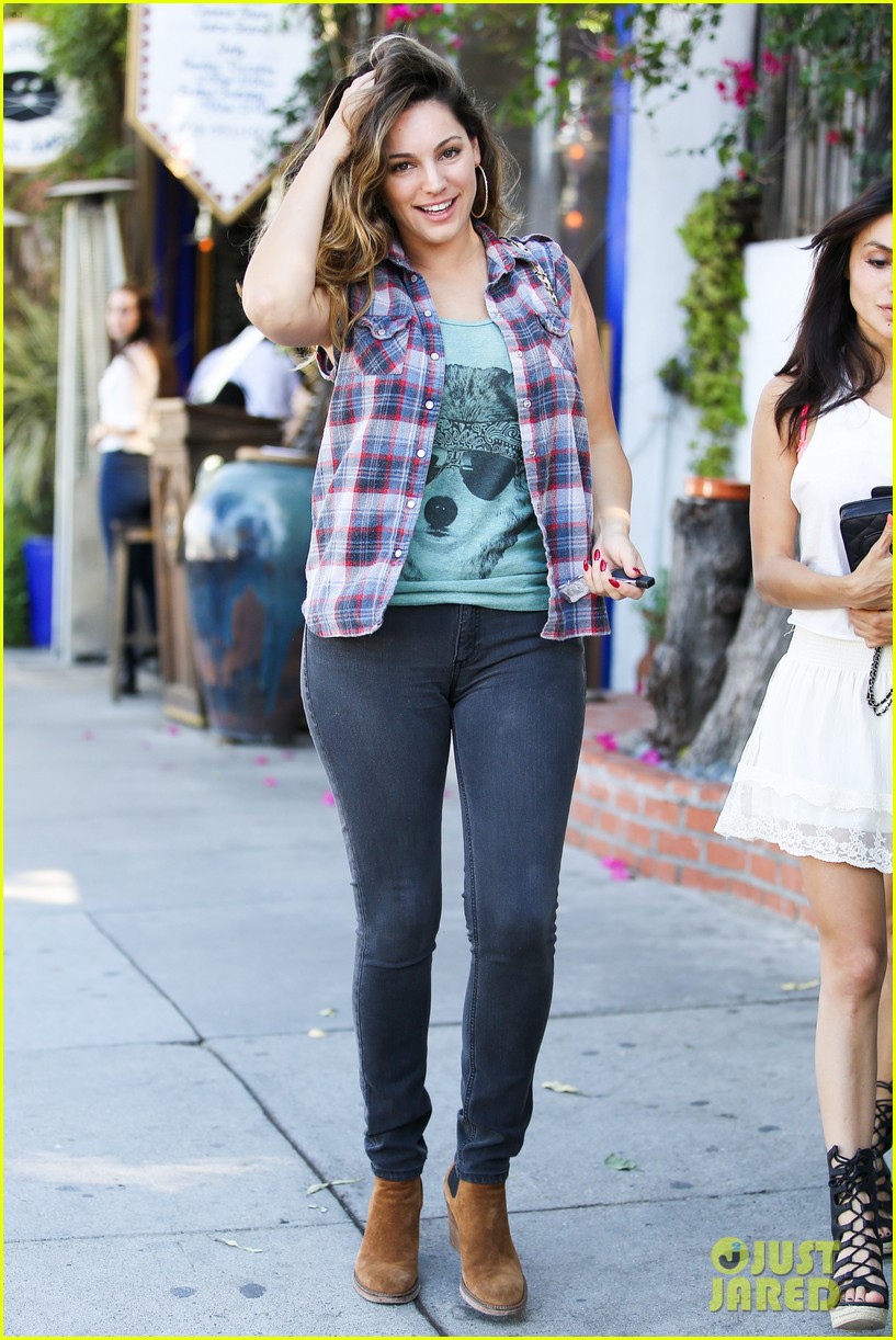 Kelly Brook & Her 'One Big Happy' Cast Complete 1st Live Taping - See ...