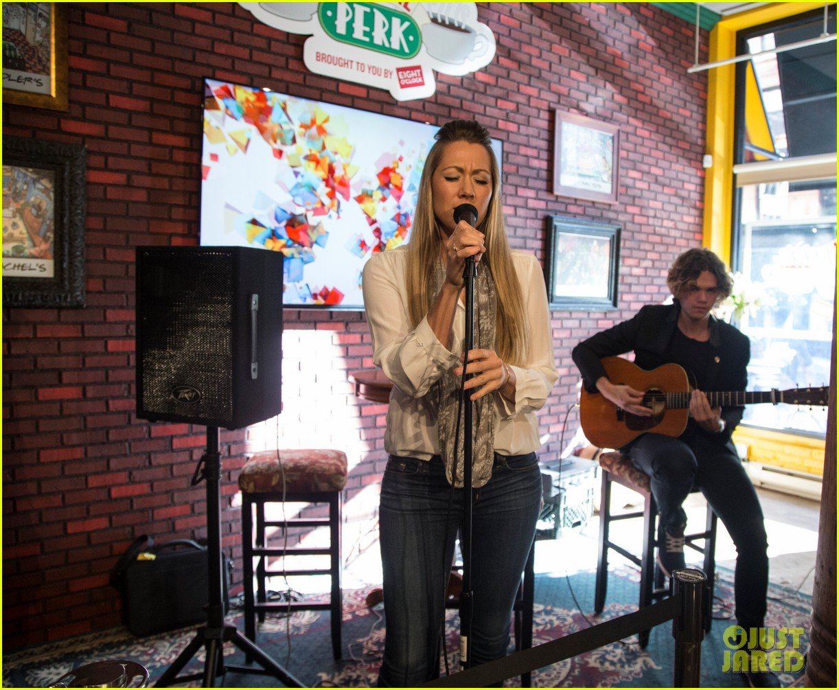 Colbie Caillat Sings 'Smelly Cat' at 'Friends' Central Perk Shop: Photo ...