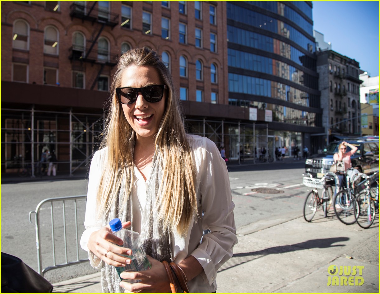 Colbie Caillat Sings 'Smelly Cat' at 'Friends' Central Perk Shop: Photo ...