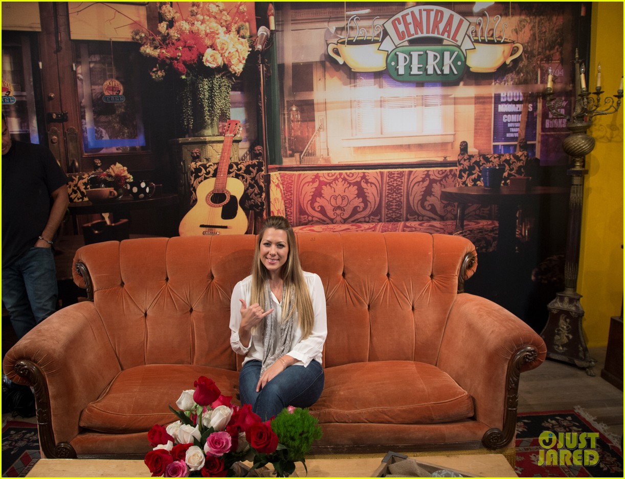 Colbie Caillat Sings 'Smelly Cat' at 'Friends' Central Perk Shop: Photo ...